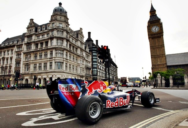Show dei bolidi di Formula 1 per le strade del centro di Londra. In ...
