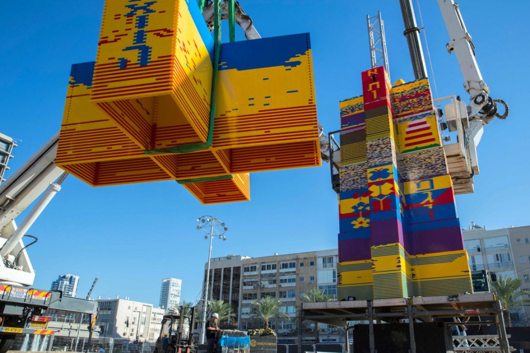 Tel Aviv, torre record di mattoncini Lego | ILFOGLIETTONE.IT