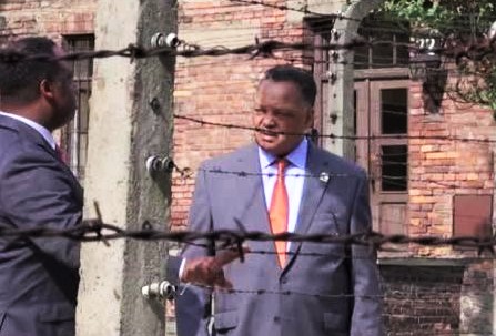 Il reverendo Jesse Jackson in visita ad Auschwitz | ILFOGLIETTONE.IT