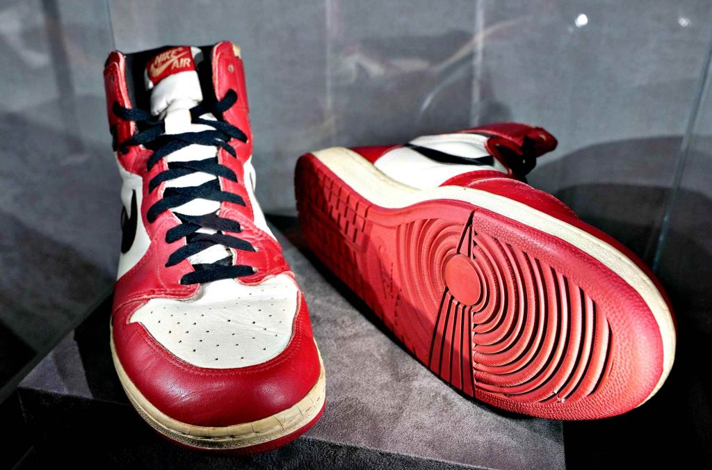 Asta da record per le Air Jordan 1: vendute per 615 mila dollari ...