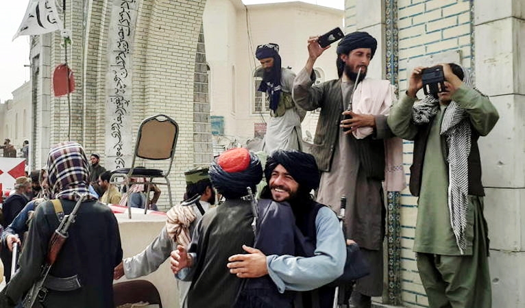 I talebani festeggiano: ottenuta piena indipendenza | ILFOGLIETTONE ...