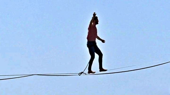 Il funambolo Paulin a 50 metri sulla Alameda di Santiago del Cile ...